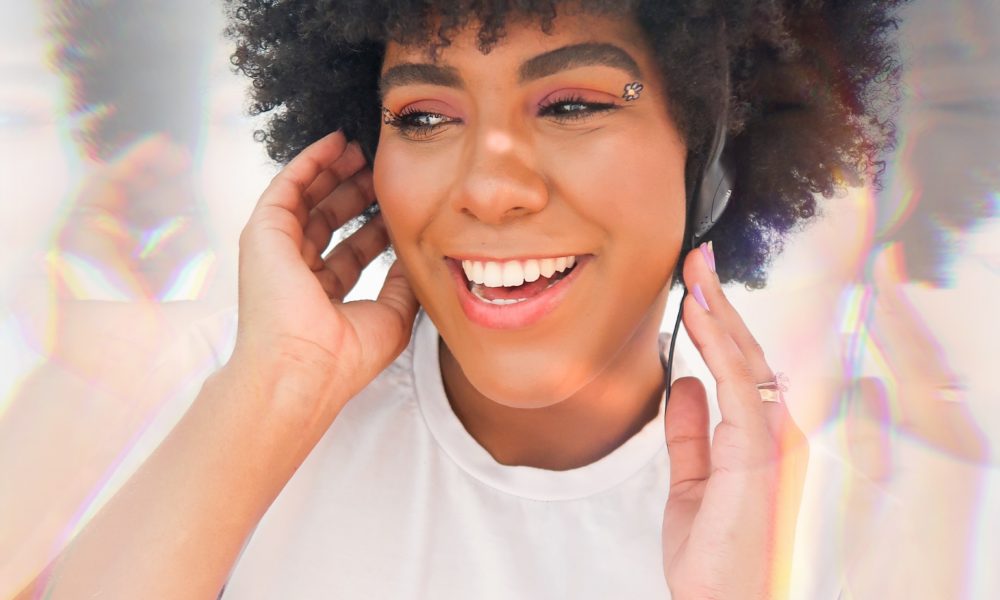 Daisy Anne lança seu novo single-Com Alegria – Exibir Gospel